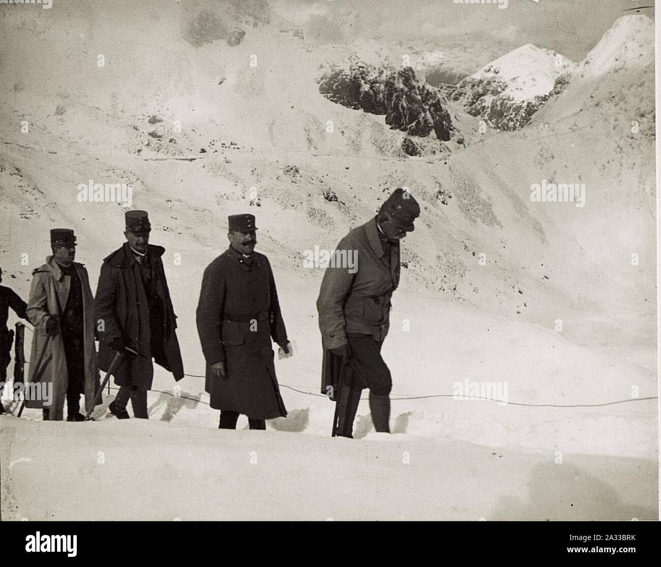 Exzellenz von Roth, Major Balley, Kommandant III-104, Oberst von Langer ...