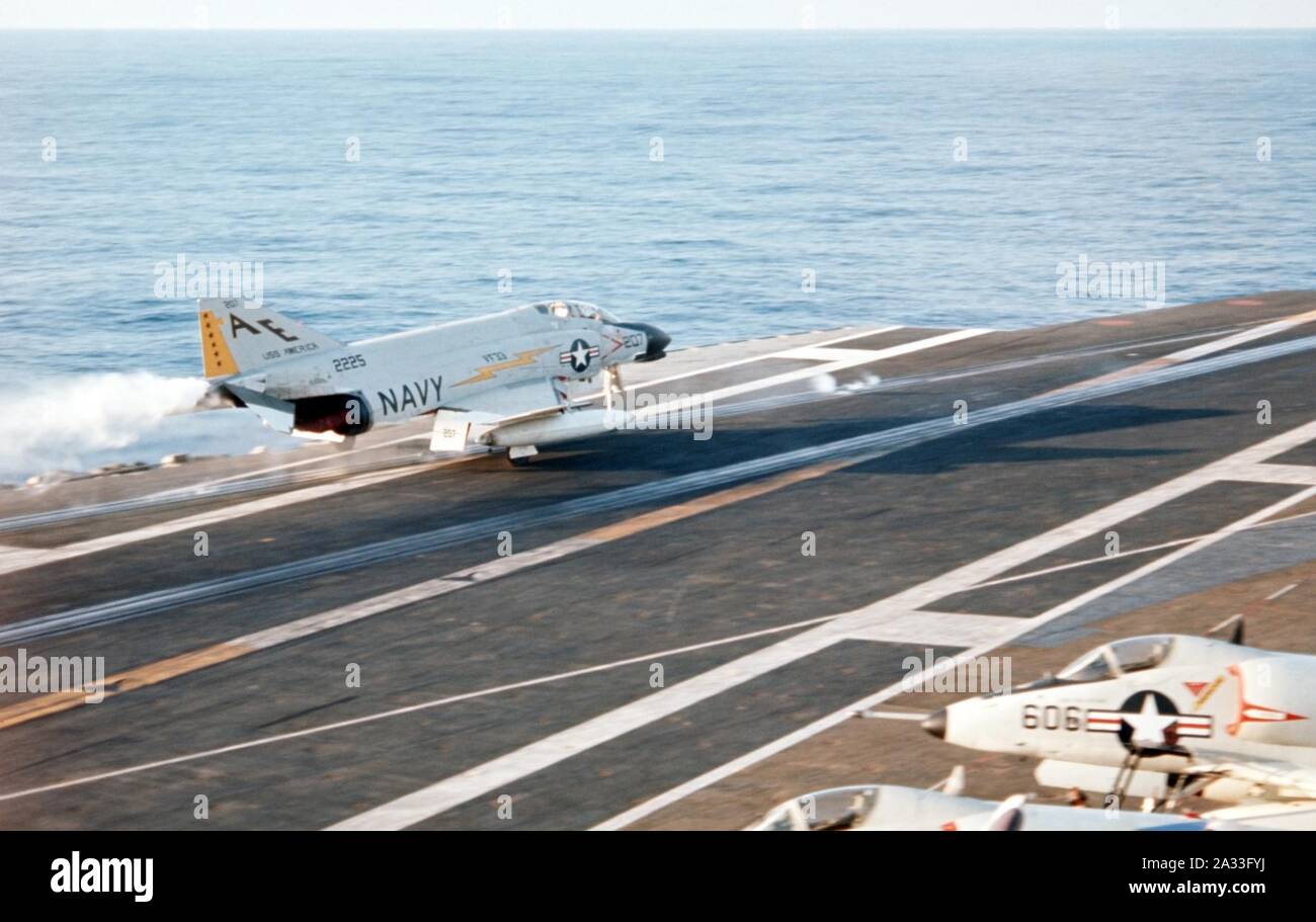 F-4B VF-33 launch DN-ST-88-00730 Stock Photo - Alamy
