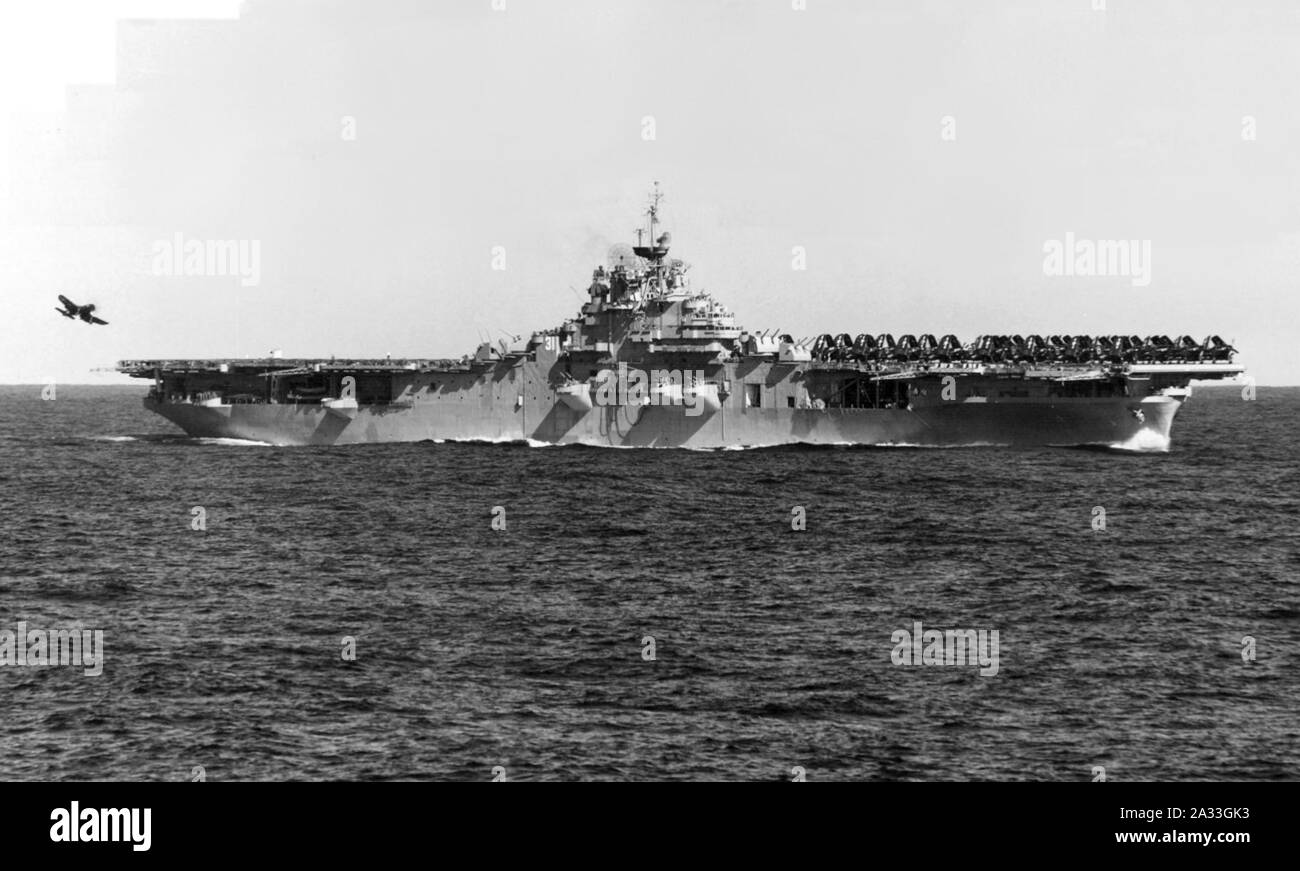 F4U approaches USS Bon Homme Richard (CV-31) off Korea 1951 Stock Photo ...