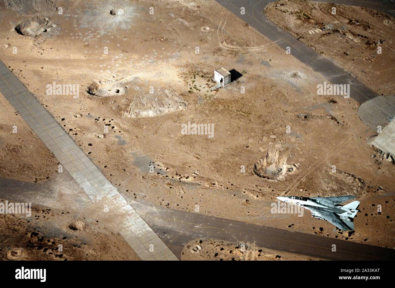F-14A VF-114 Over Iraq-1991 Stock Photo - Alamy