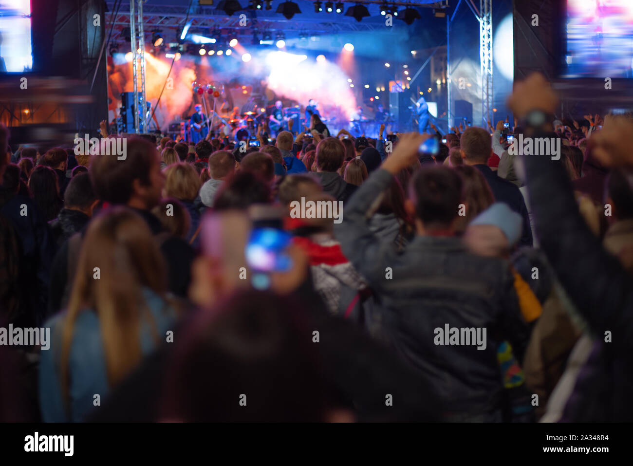 People concert waiting show hi-res stock photography and images - Alamy