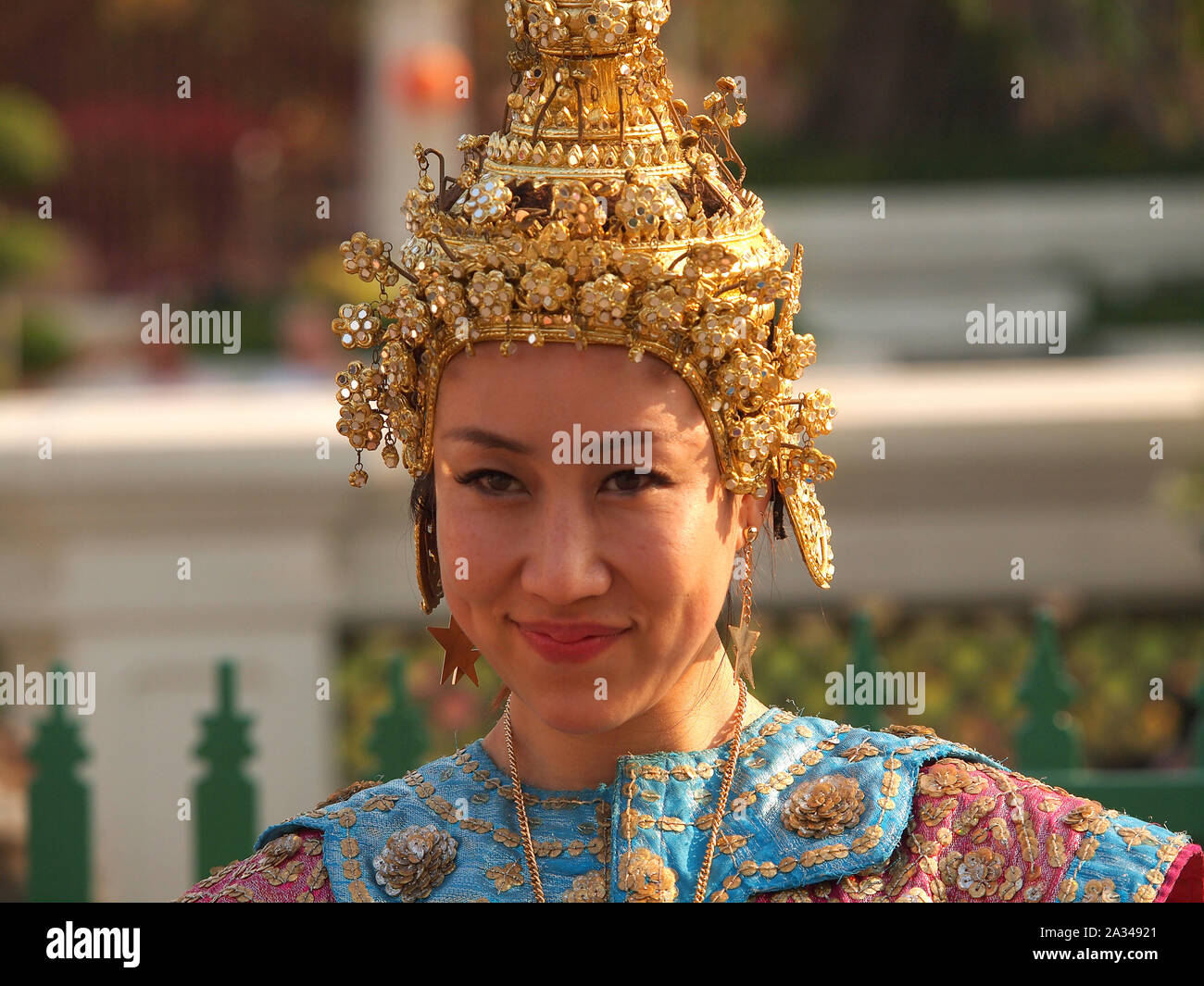 thair woman in traditional dress and crown Stock Photo - Alamy