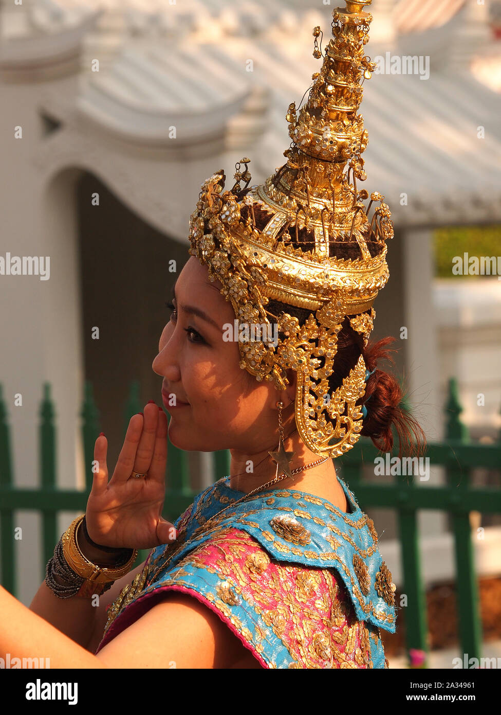 thair woman in traditional dress and crown Stock Photo - Alamy