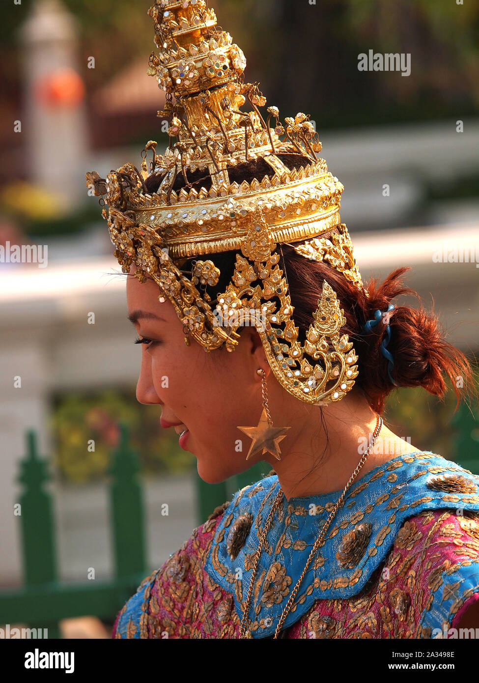 thair woman in traditional dress and crown Stock Photo - Alamy