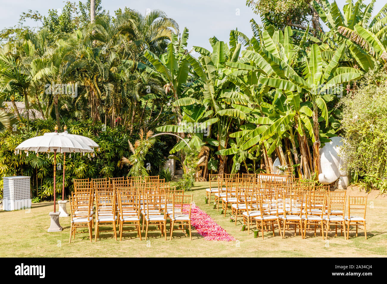 Round wedding arch in Boho style for a ceremony decorated with fresh ...