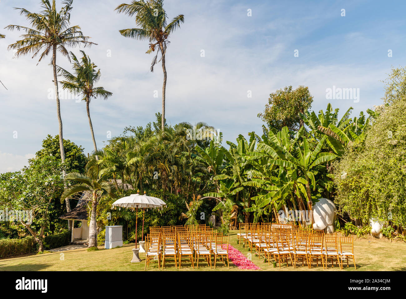 Round wedding arch in Boho style for a ceremony decorated with fresh ...