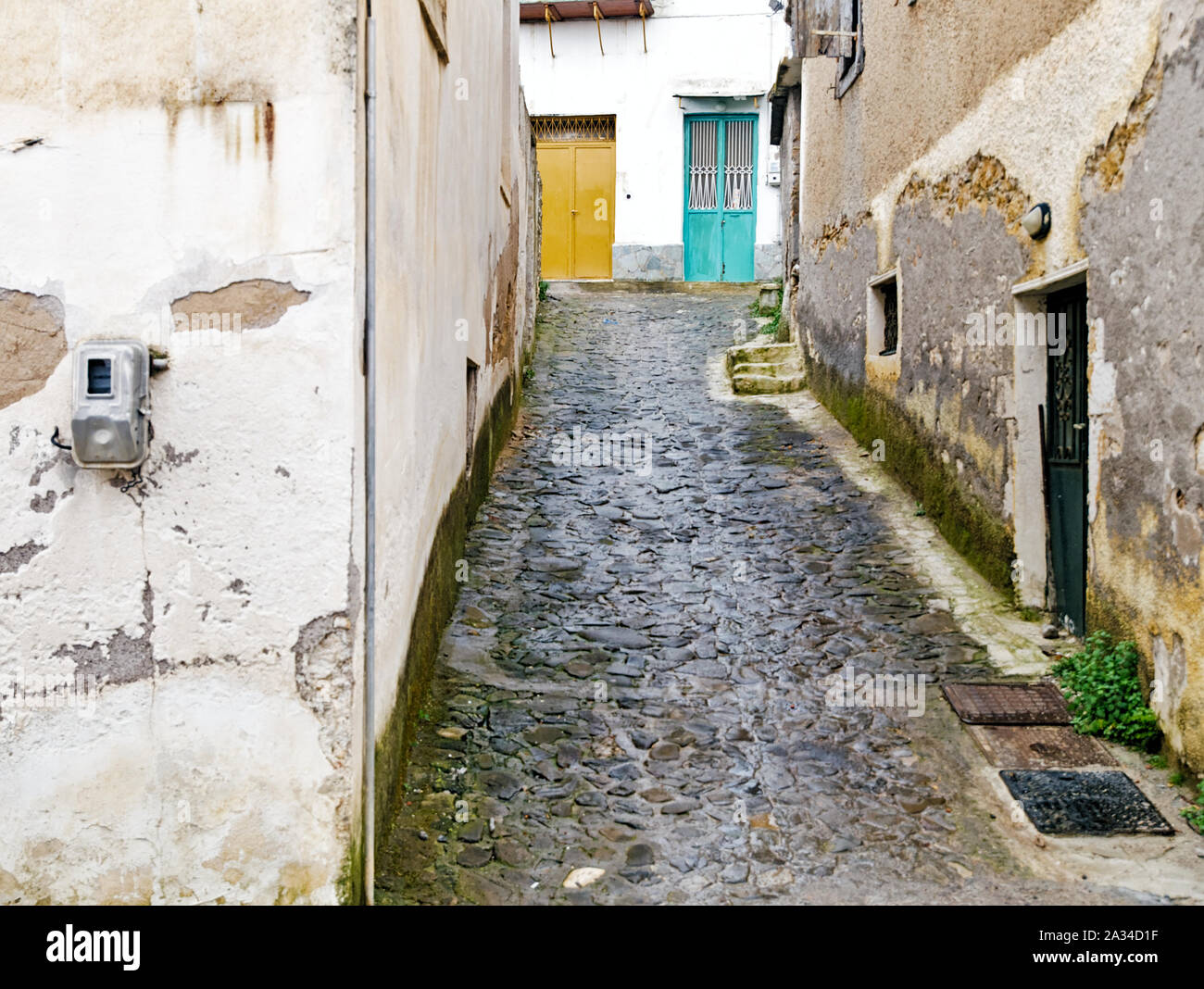 Typical narrow cobblestone alley in Greek village Stock Photo - Alamy