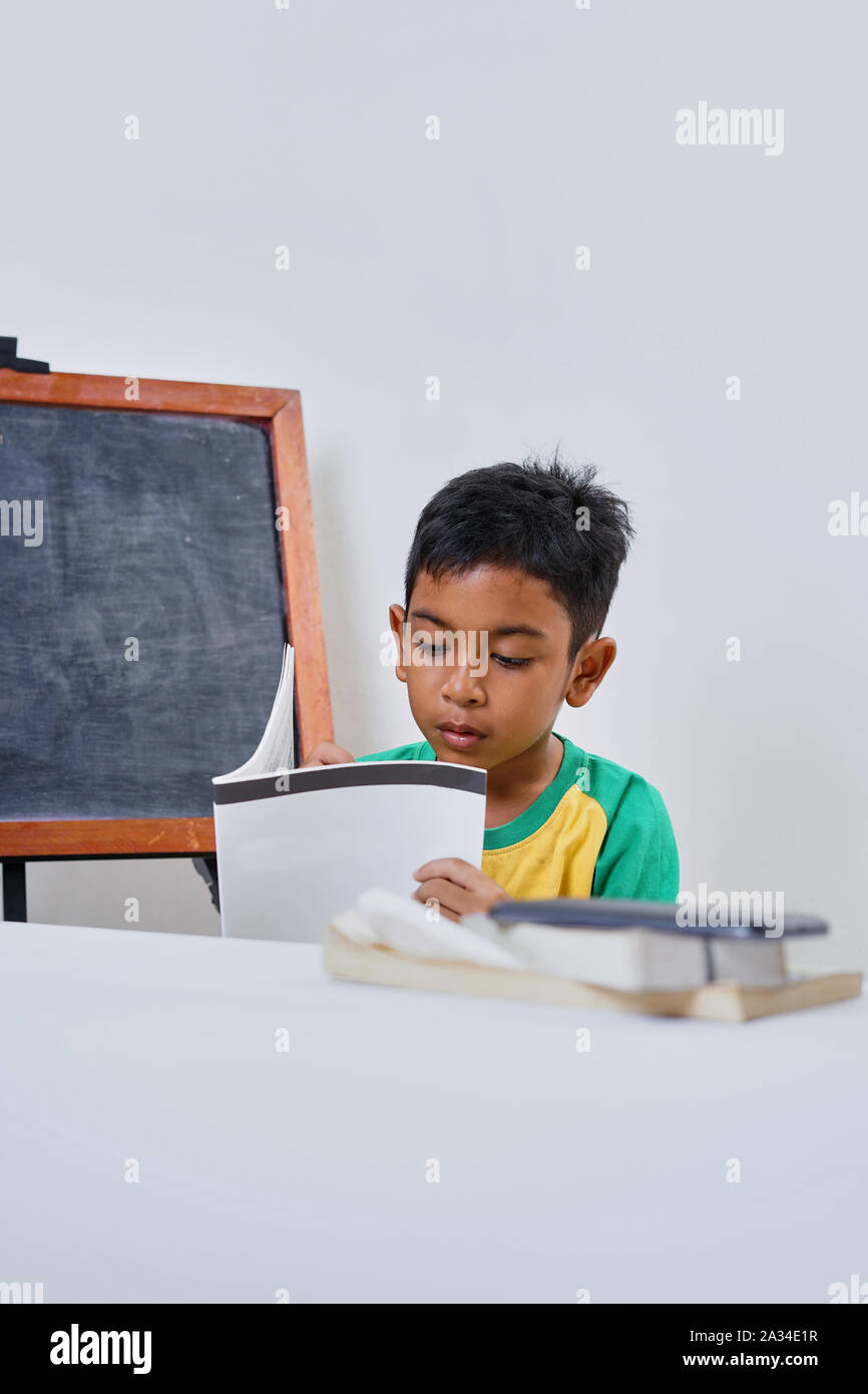 Children in a classroom taking a test hi-res stock photography and ...