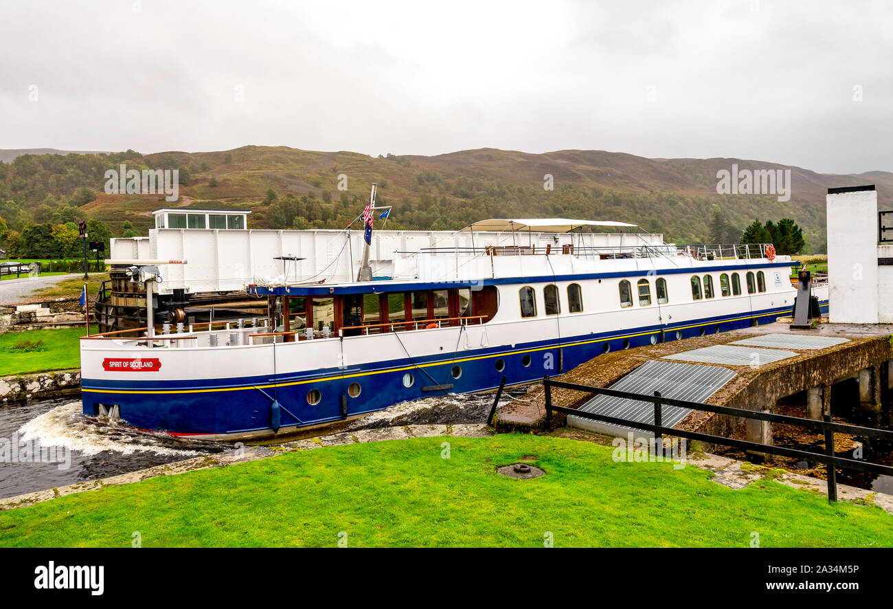 A Spirit of Scotland boat coming from Loch Oich into the Caledonian ...