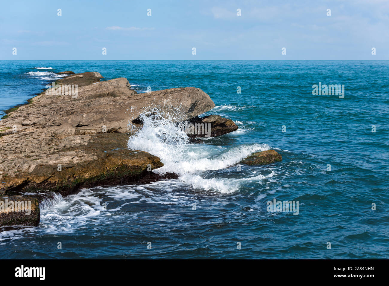 Big wave splash cliffs hi-res stock photography and images - Alamy