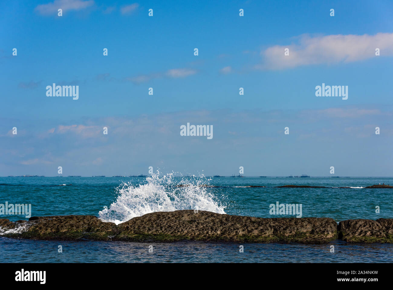 Ocean waves breaking on reef hi-res stock photography and images - Alamy