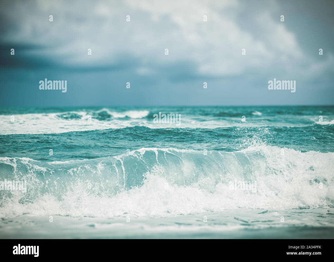 Strong wave hi-res stock photography and images - Alamy