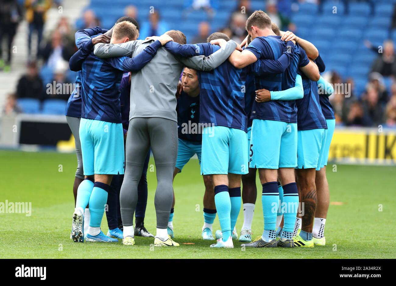 Tottenham hotspur players huddle hi-res stock photography and images ...