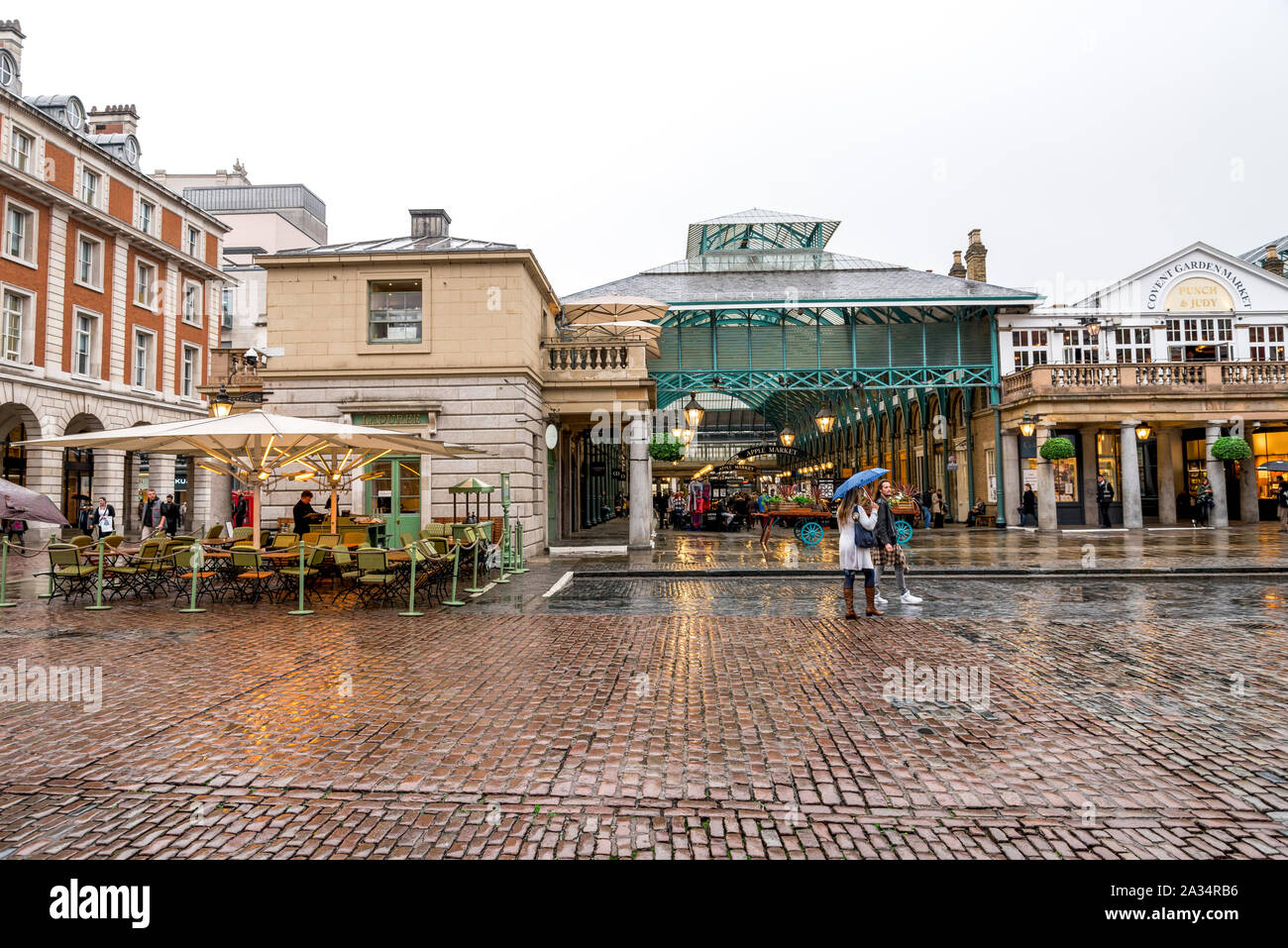Entrance to Covent Garden historic markets from a square, London ...