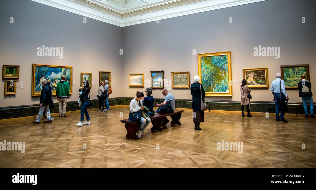 Paintings and visitors inside on the rooms in National Portrait Gallery ...