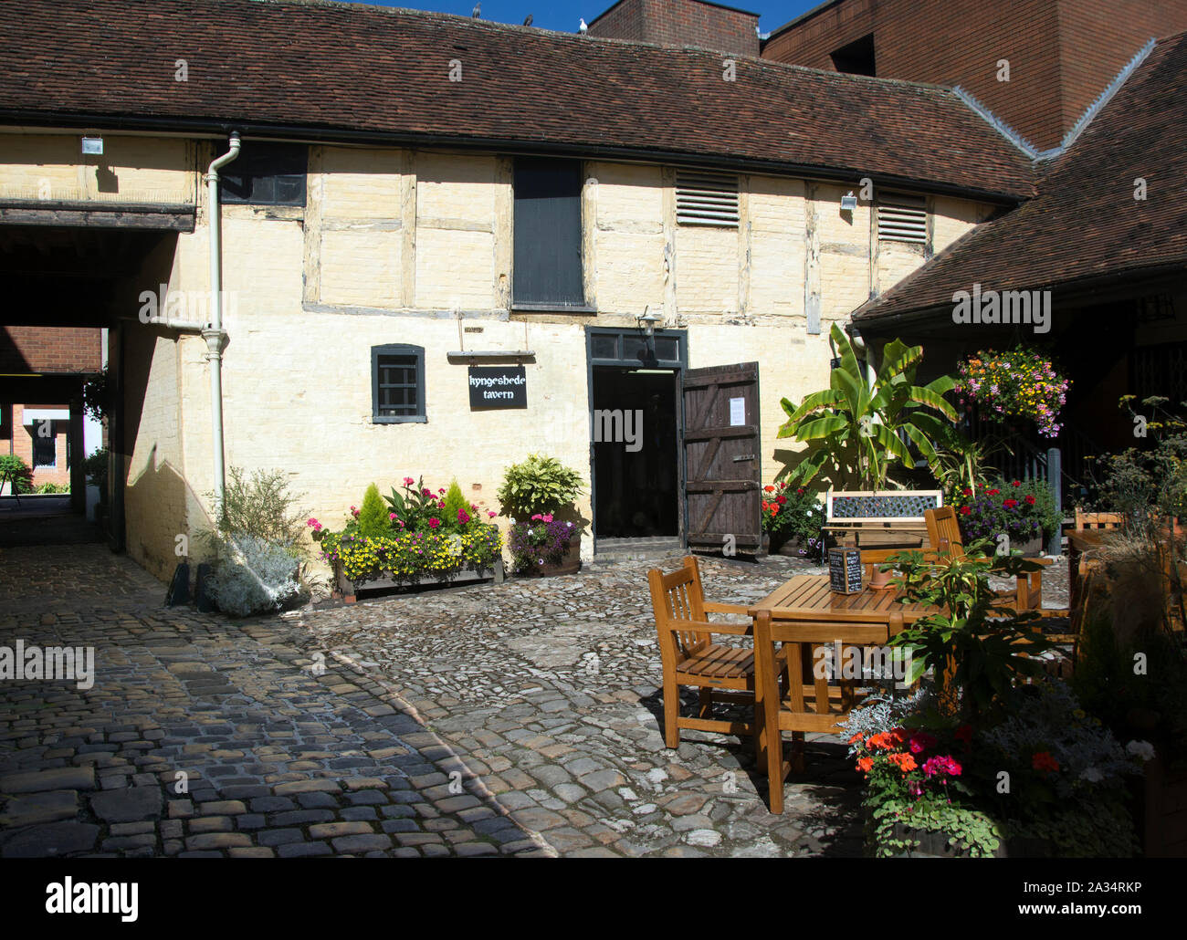 Pub courtyard hi-res stock photography and images - Alamy