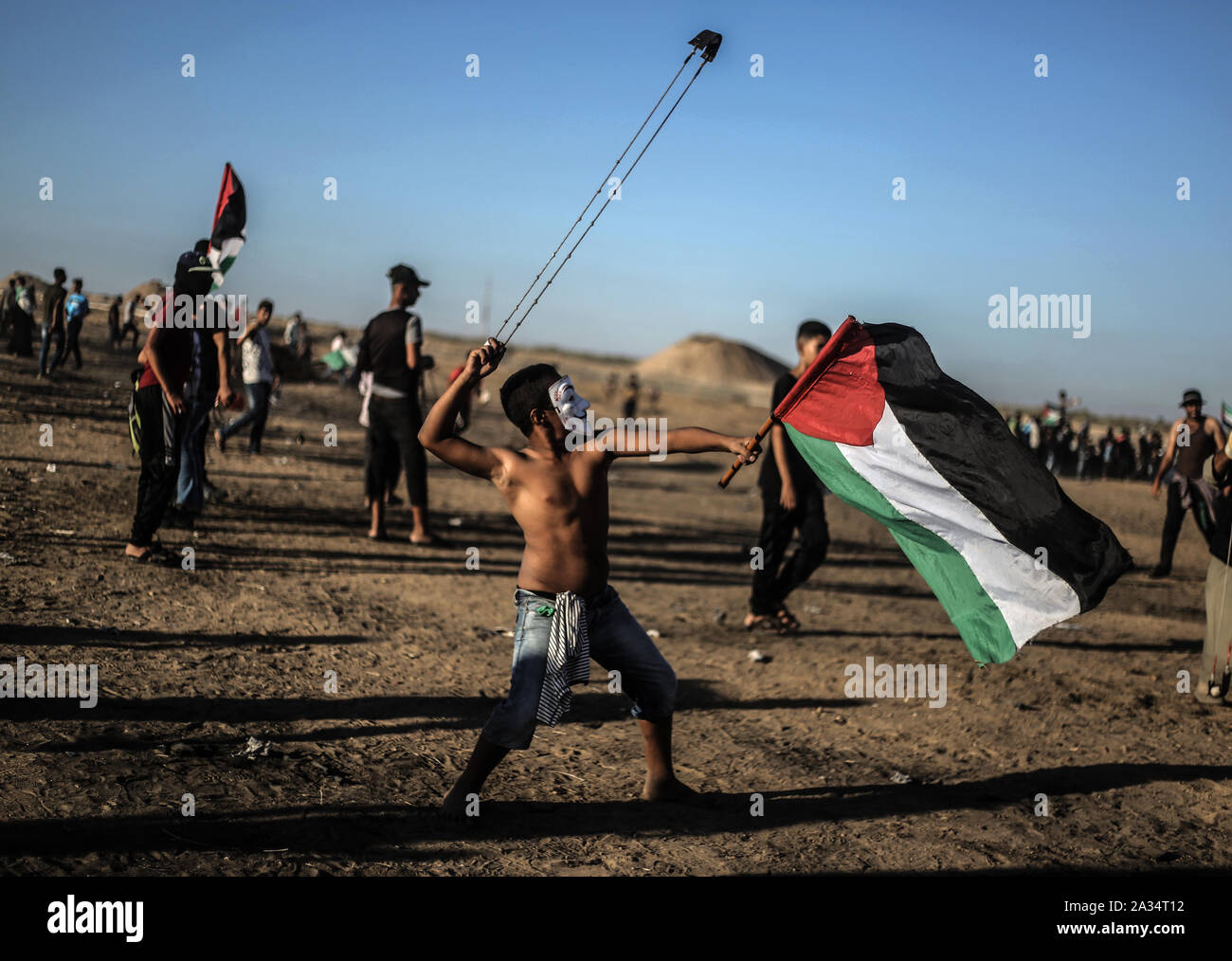 Palestine slingshot hi-res stock photography and images - Alamy