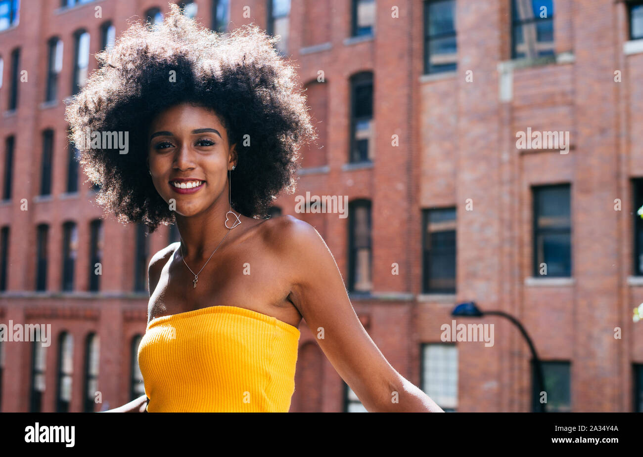 Beautiful american girl posing in New york Stock Photo - Alamy