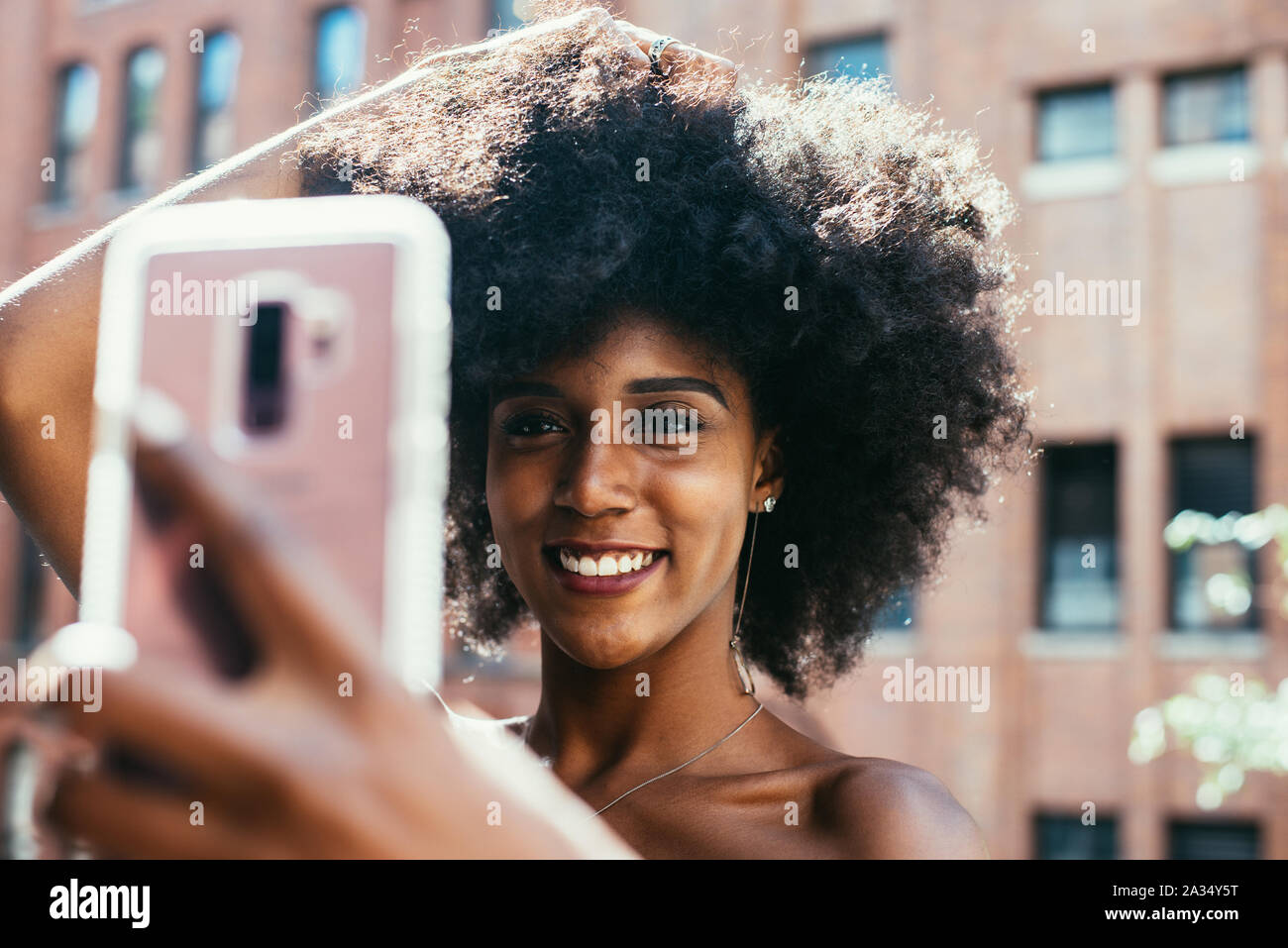 Beautiful american girl posing in New york Stock Photo - Alamy
