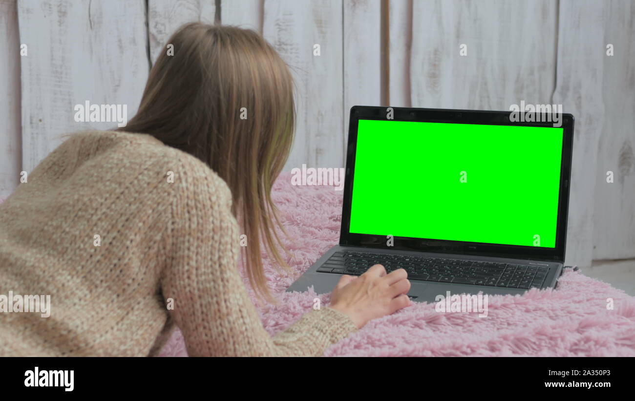 Woman using laptop with green screen Stock Photo - Alamy
