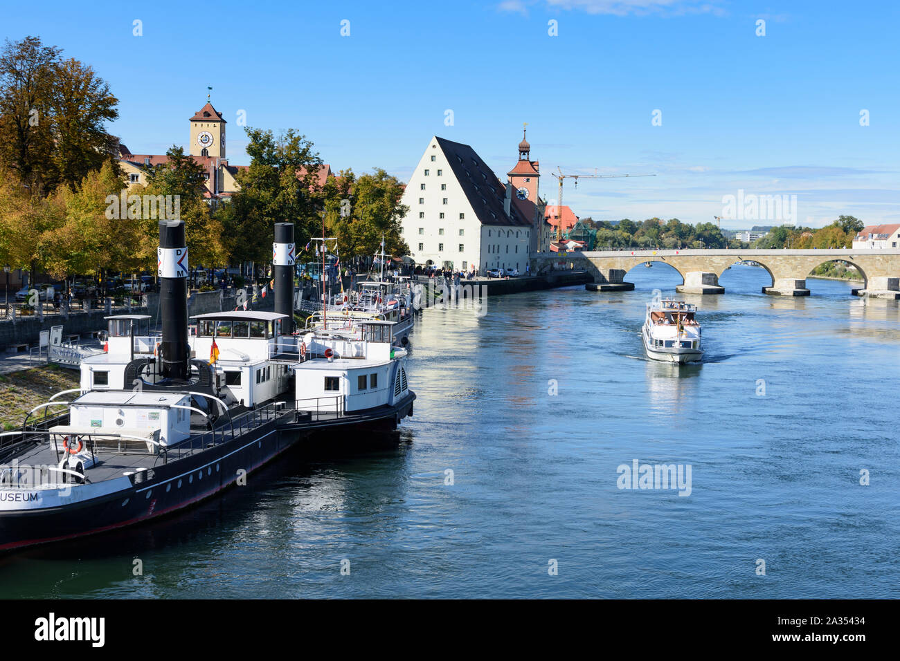 Regensburg: river Donau (Danube), Steinerne Brücke (Stone Bridge ...