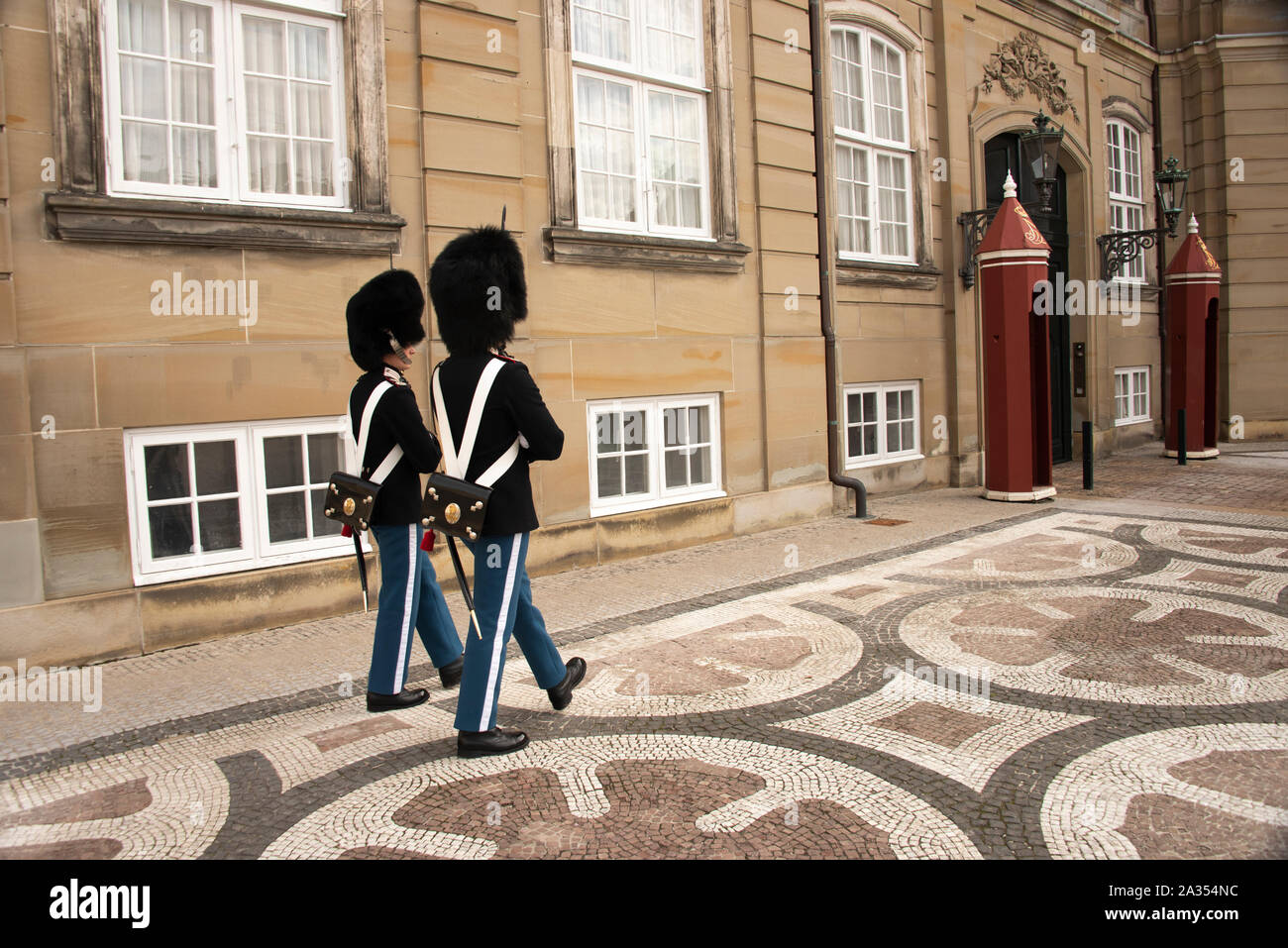 Ceremonial guards amalienborg palace hi-res stock photography and images - Alamy