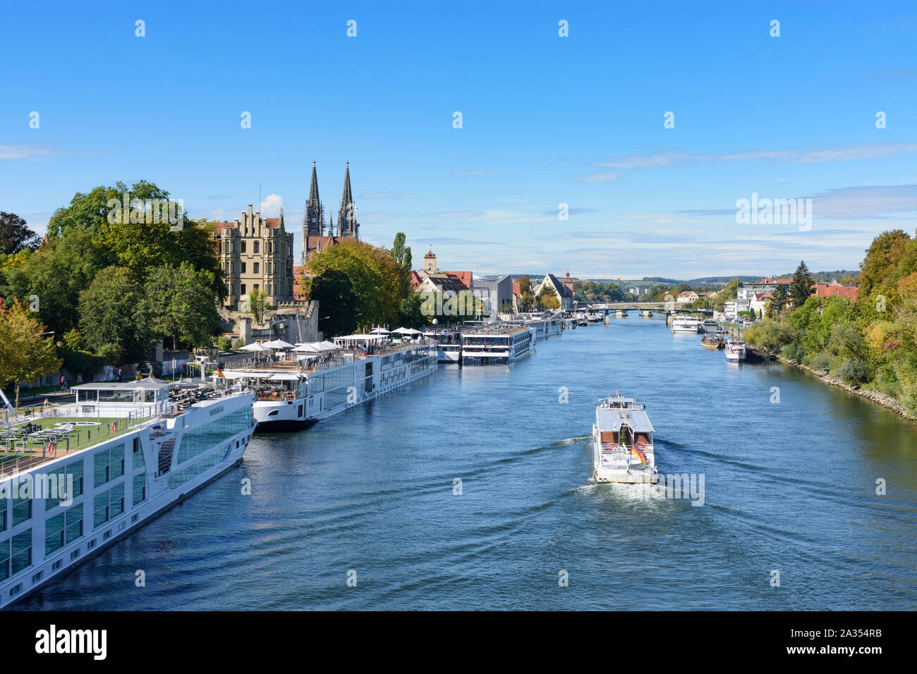 Regensburg: river Donau (Danube), bridge Eiserne Brücke, Steinerne ...