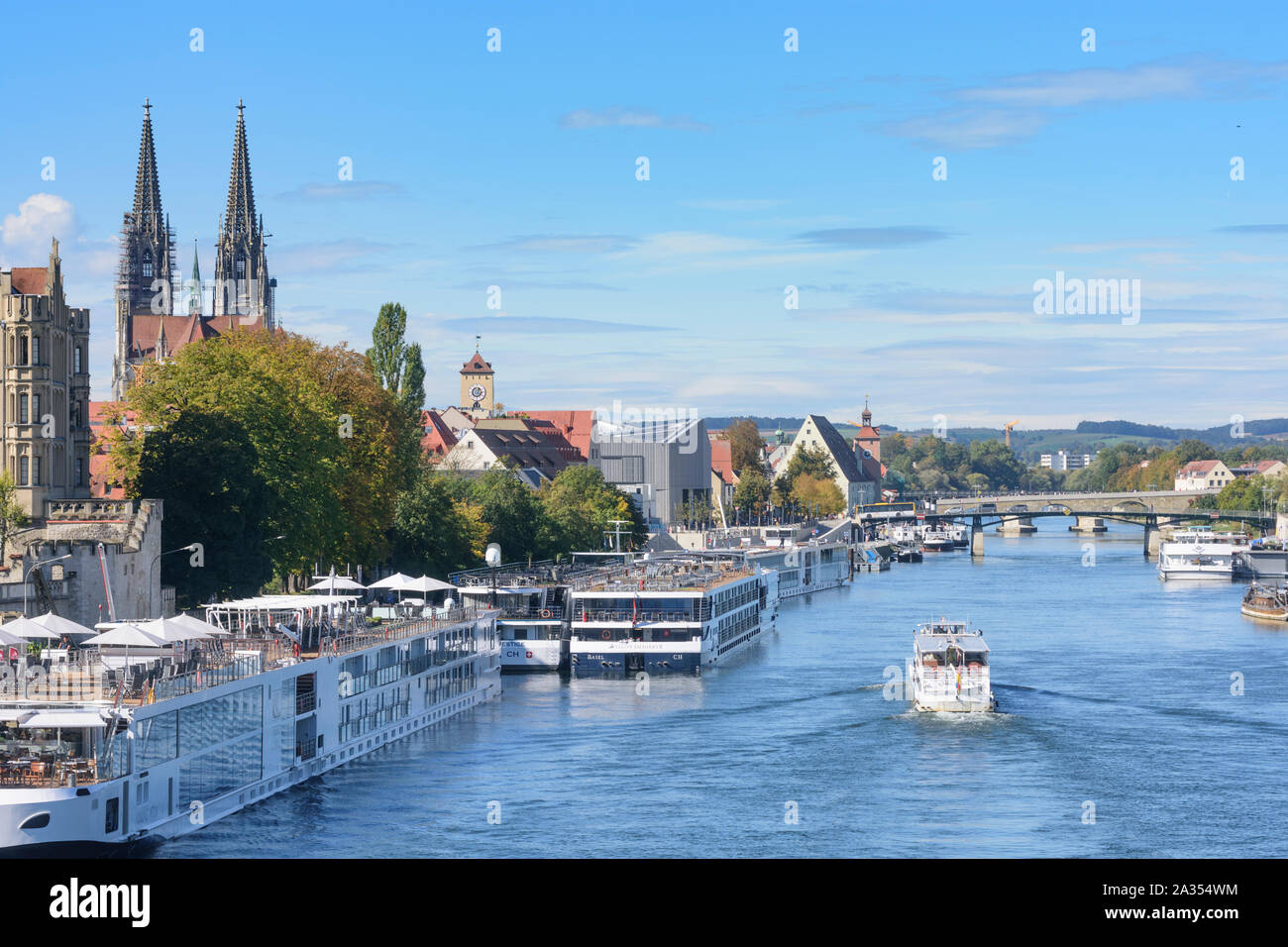 Regensburg: river Donau (Danube), bridge Eiserne Brücke, Steinerne ...