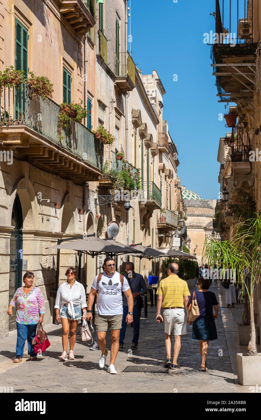 Tourists on the Via Giuseppe Palmieri leading to Porta Napoli (Neapolitan Gate) in Lecce, Apulia ...