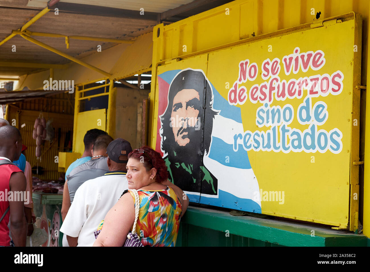 People queue for bread by a mural of Che Guevara, Havana, Cuba Stock ...