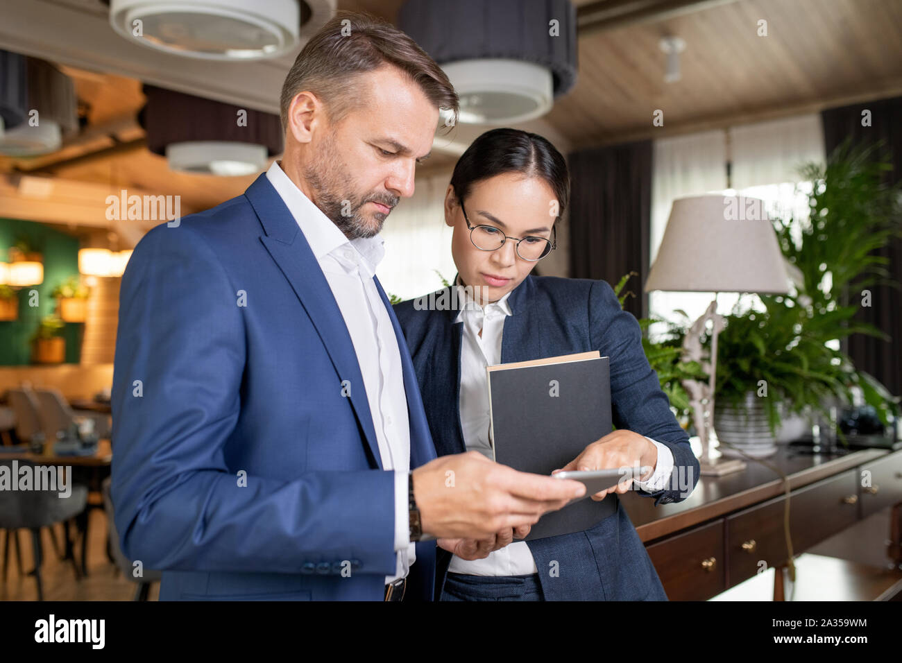 Two men in serious discussion hi-res stock photography and images - Alamy