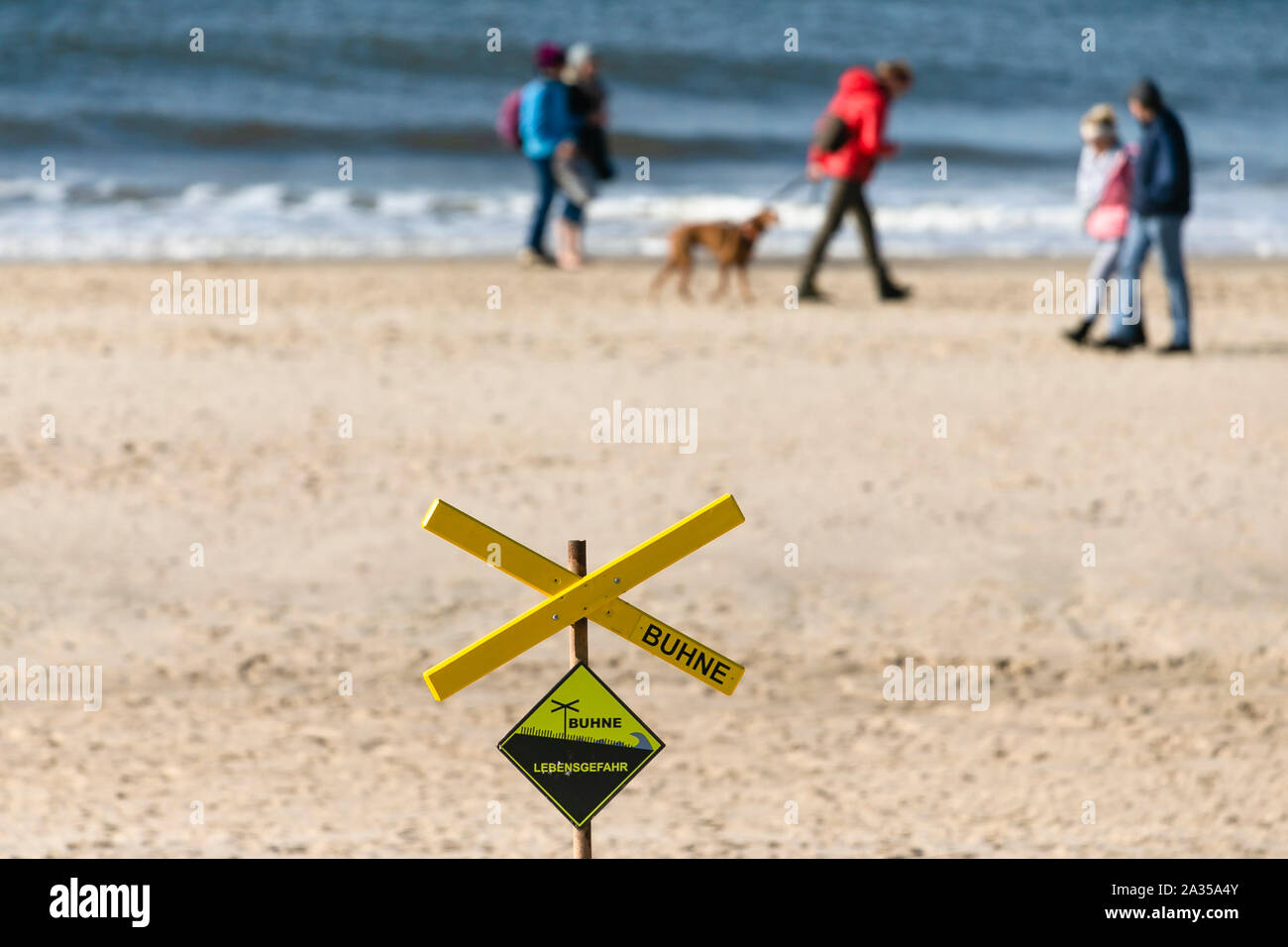 Westerland, Germany. 05th Oct, 2019. People walk on the beach in bright ...