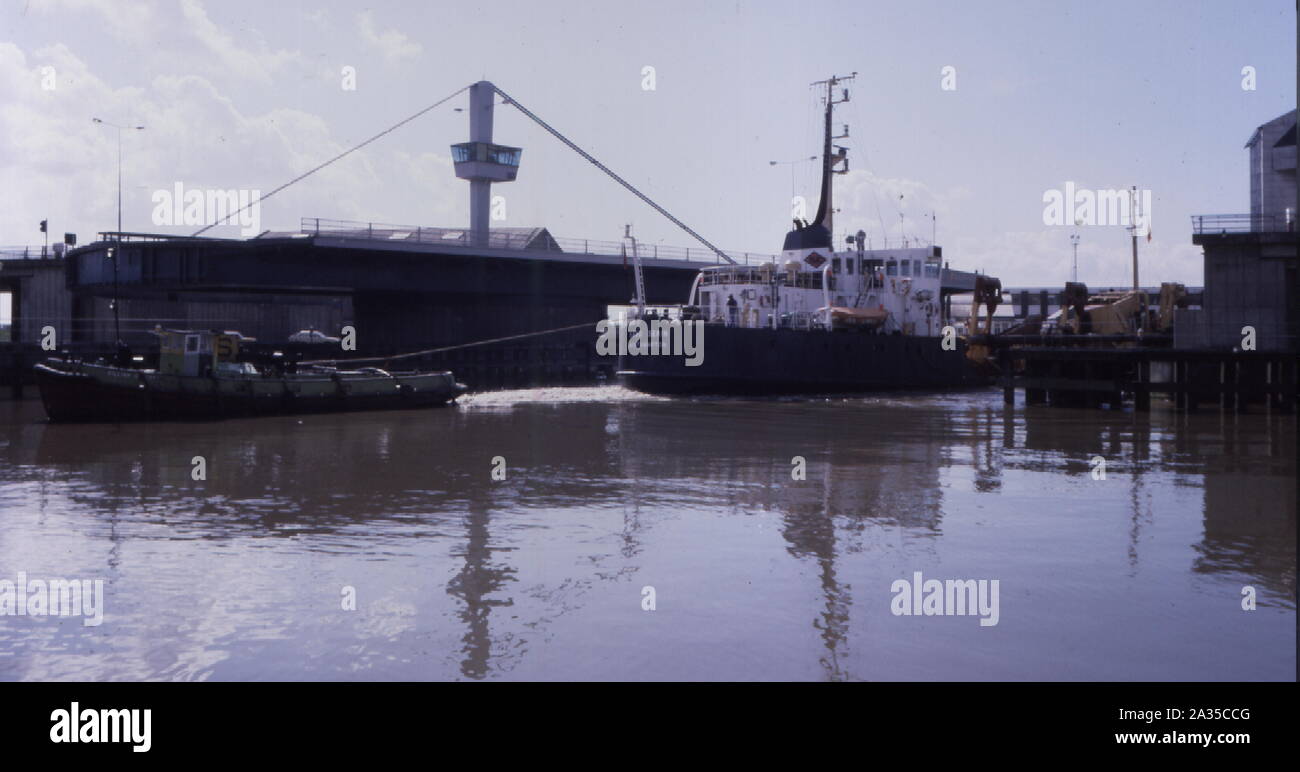 Tug Gillian Knight aiding dredger Sand Serin through Myton Bridge on ...