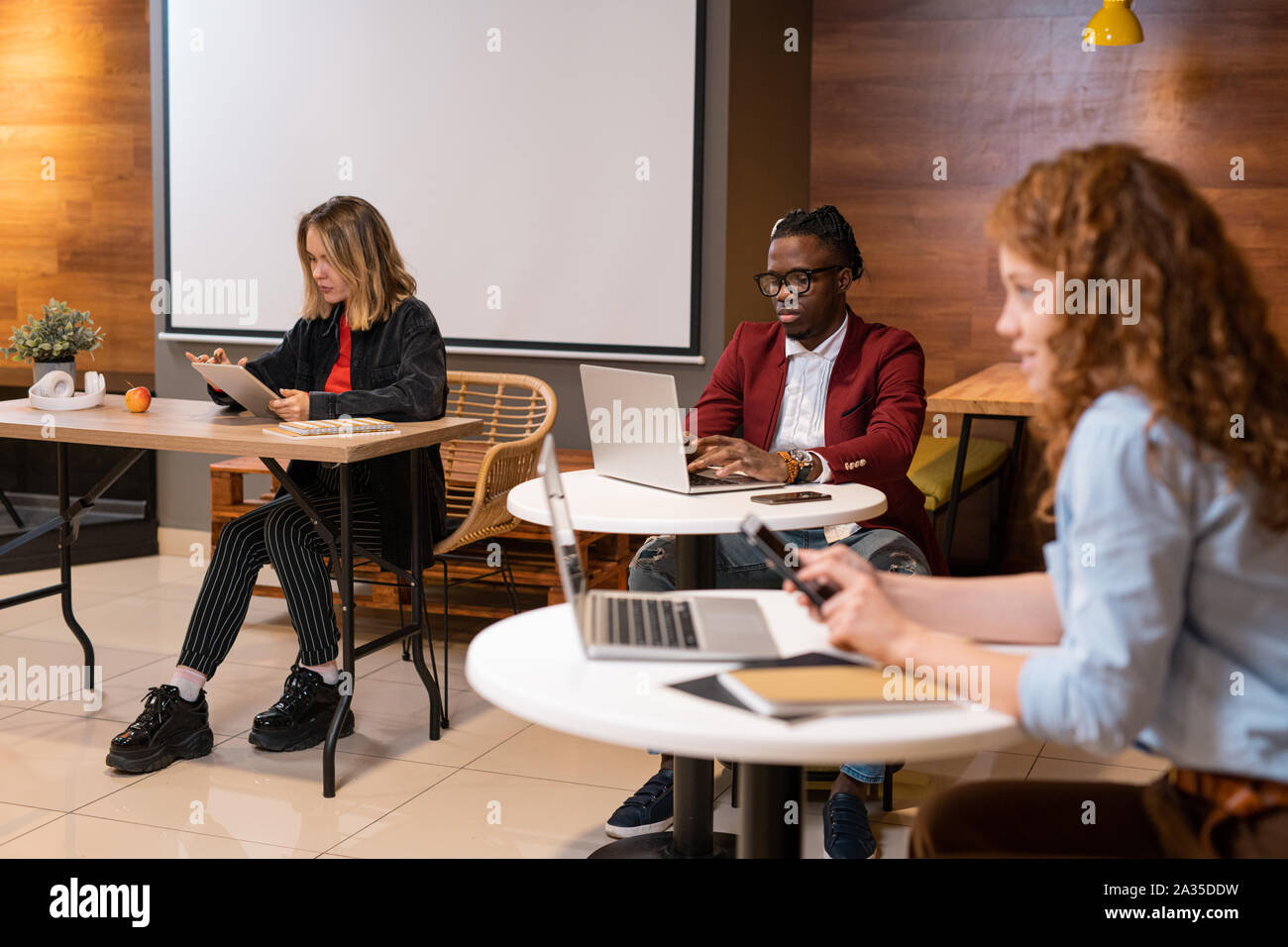 Meeting tables hi-res stock photography and images - Alamy