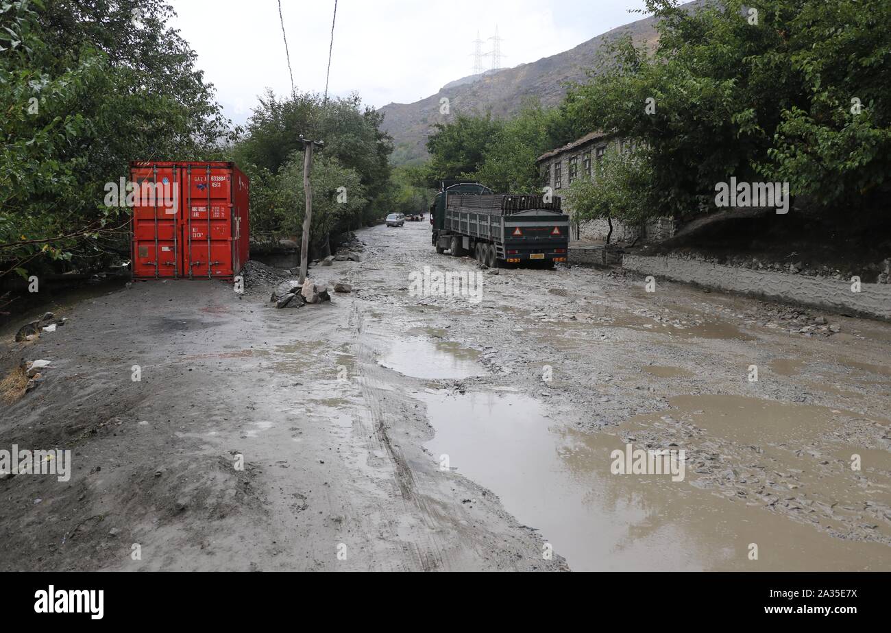 Baghlan. 4th Oct, 2019. Photo taken on Oct.4, 2019 shows vehicles ...