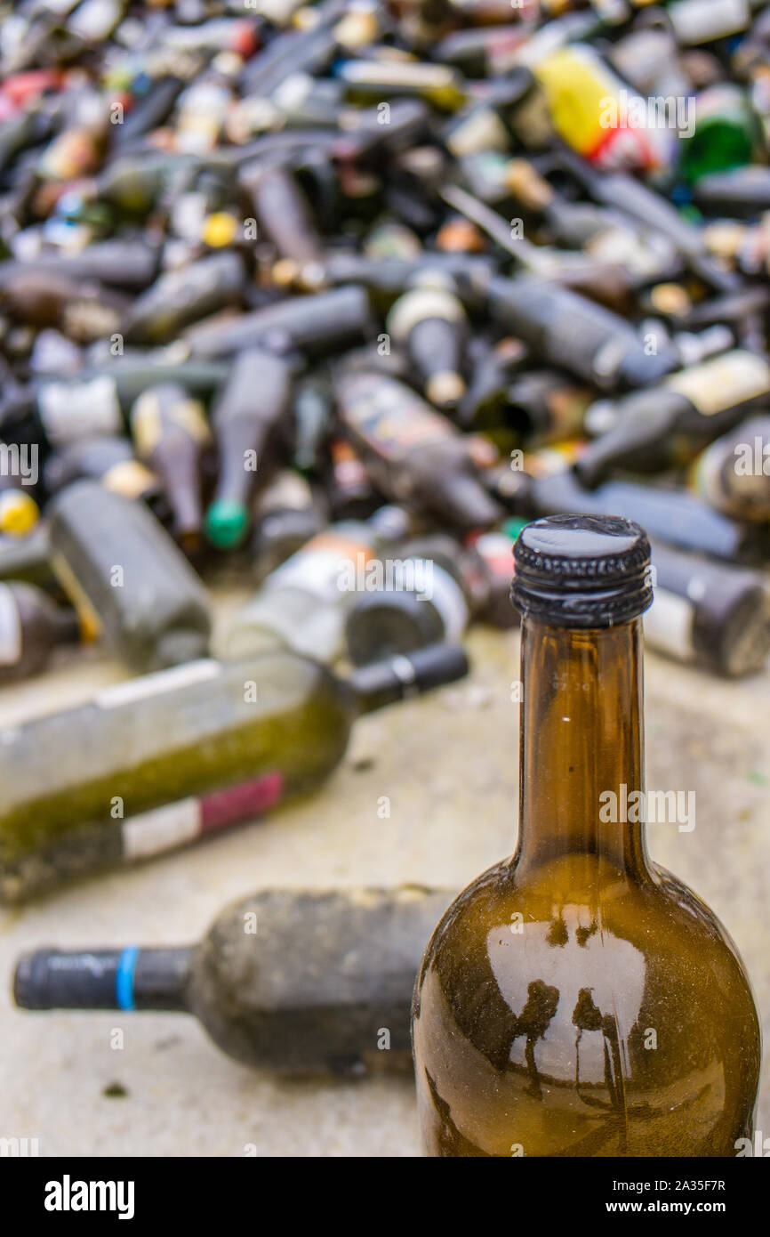 Glas recycling hi-res stock photography and images - Alamy