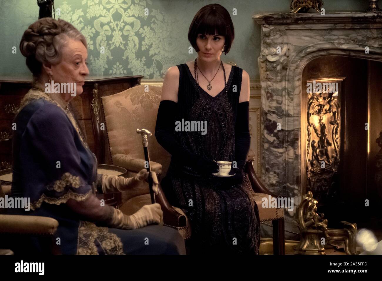 Maggie smith downton abbey hi-res stock photography and images - Alamy