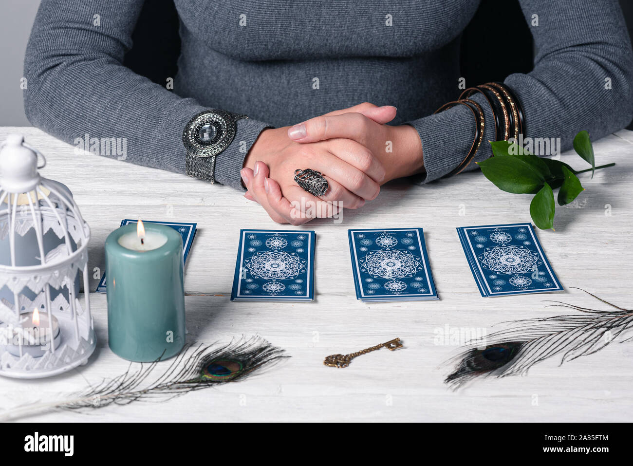 Fortune teller reading future by tarot cards concept Stock Photo - Alamy