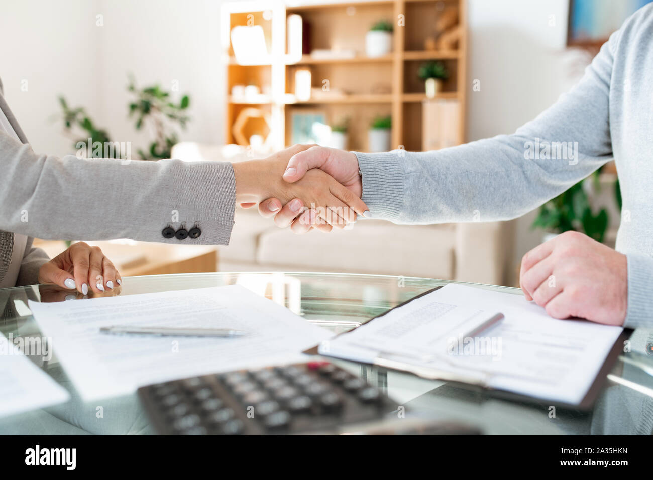Business people handshake table hi-res stock photography and images - Alamy