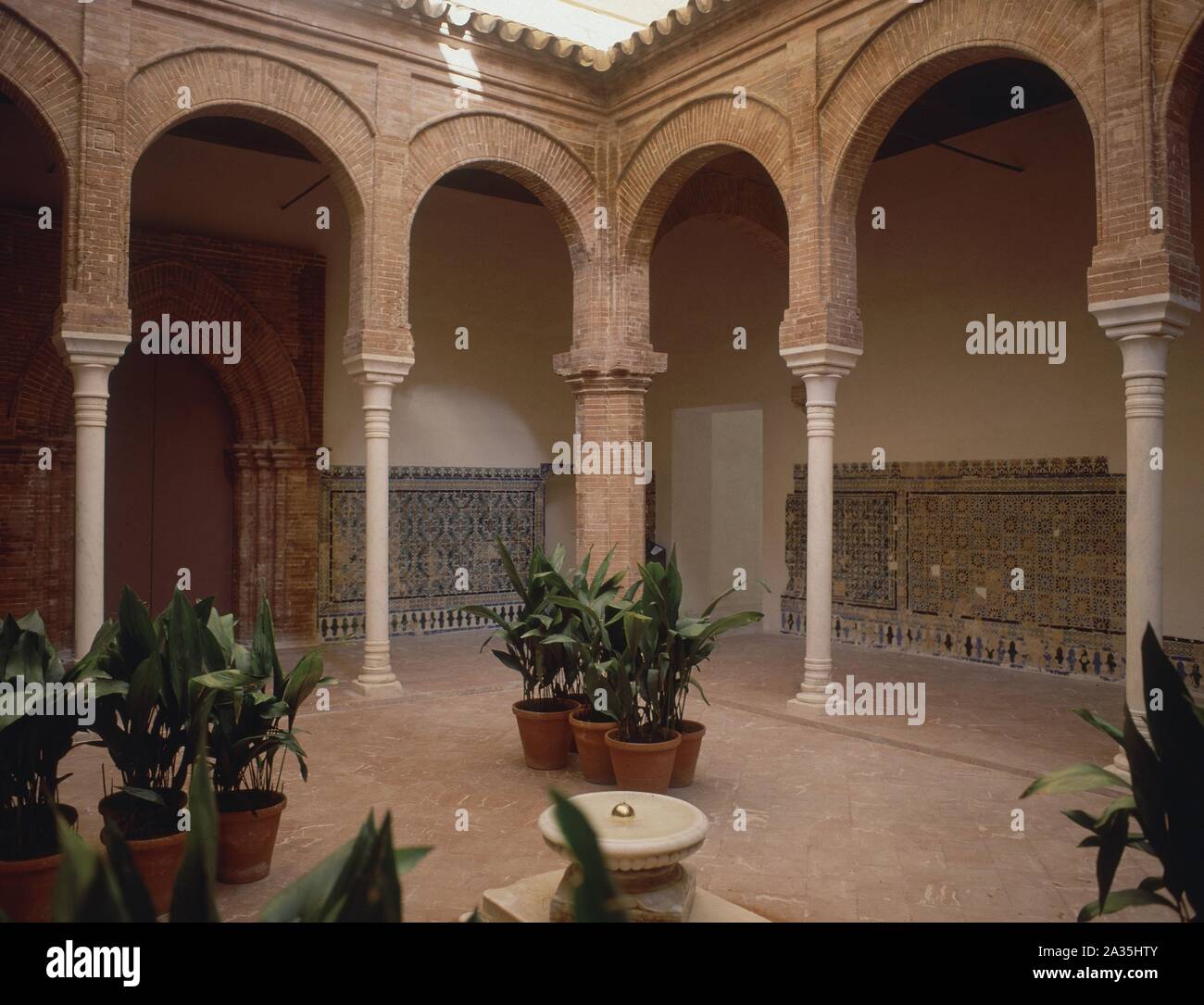INTERIOR - CLAUSTRO MUDEJAR. Location: MONASTERIO DE SANTA MARIA DE LAS ...