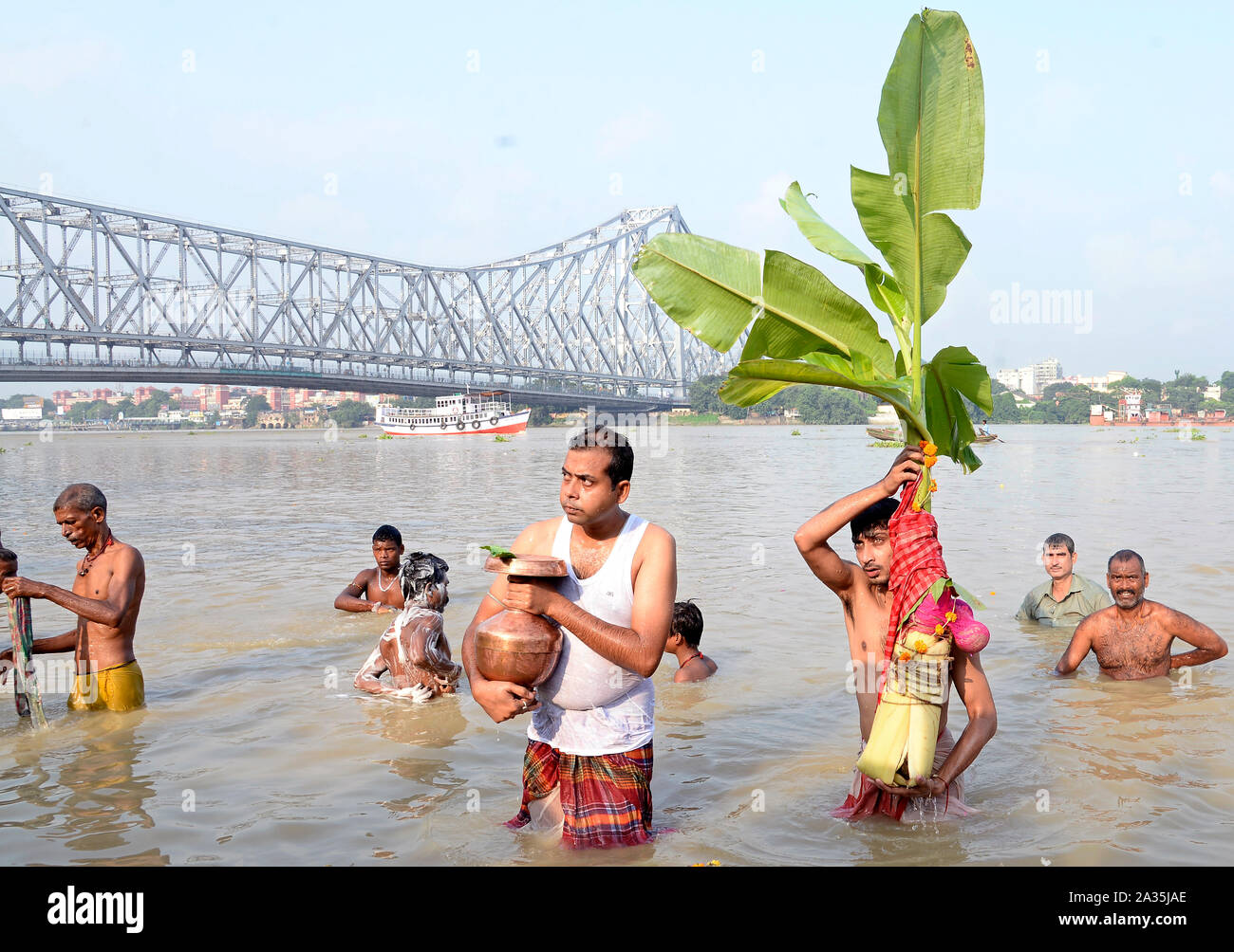 Kolkata, India. 05th Oct, 2019. Hindu devotees give holy dip with ...