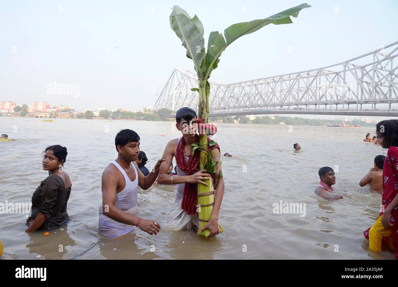 Kolkata, India. 05th Oct, 2019. Hindu devotees give holy dip with ...