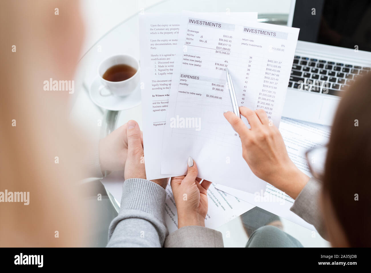 Newspaper men pointing hi-res stock photography and images - Alamy