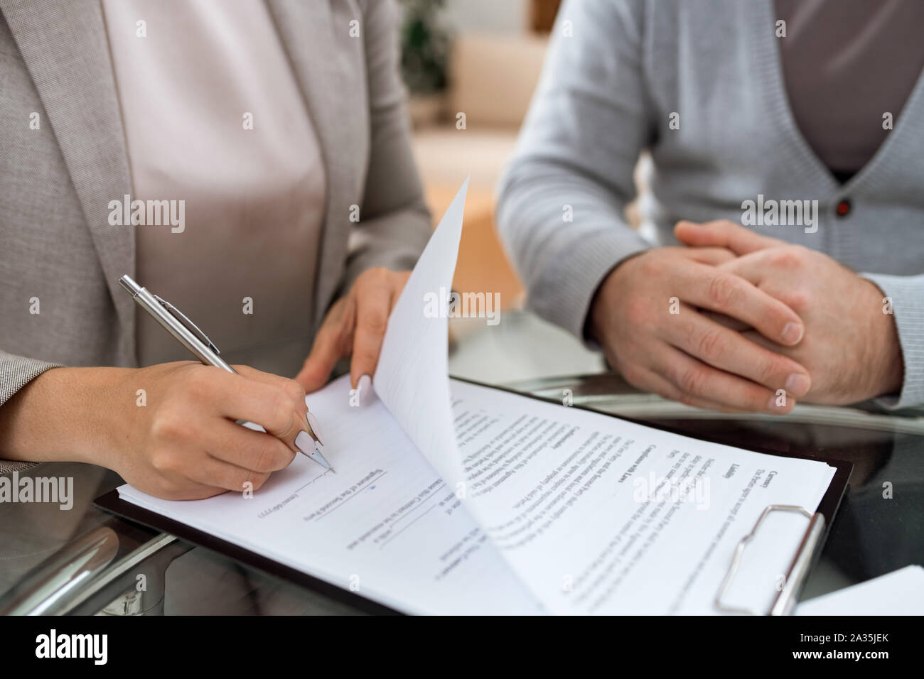 Person signing on document hi-res stock photography and images - Alamy
