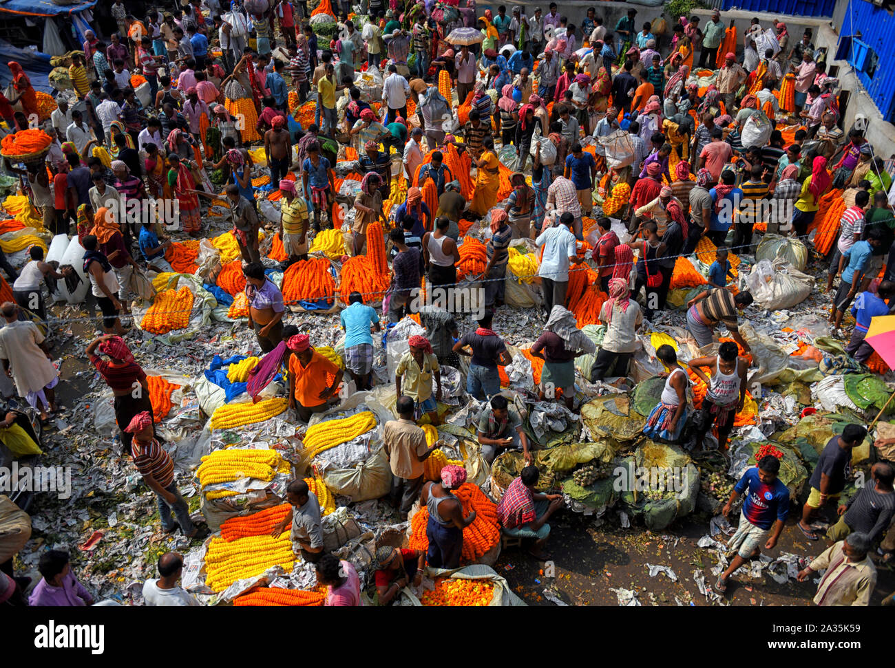 Kolkata, India. 05th Oct, 2019. View of the flower market from Howrah ...