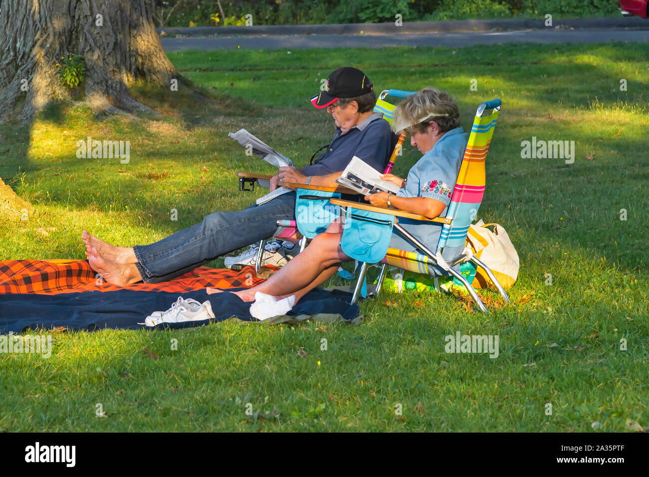 Couple in deck chair hi-res stock photography and images - Alamy