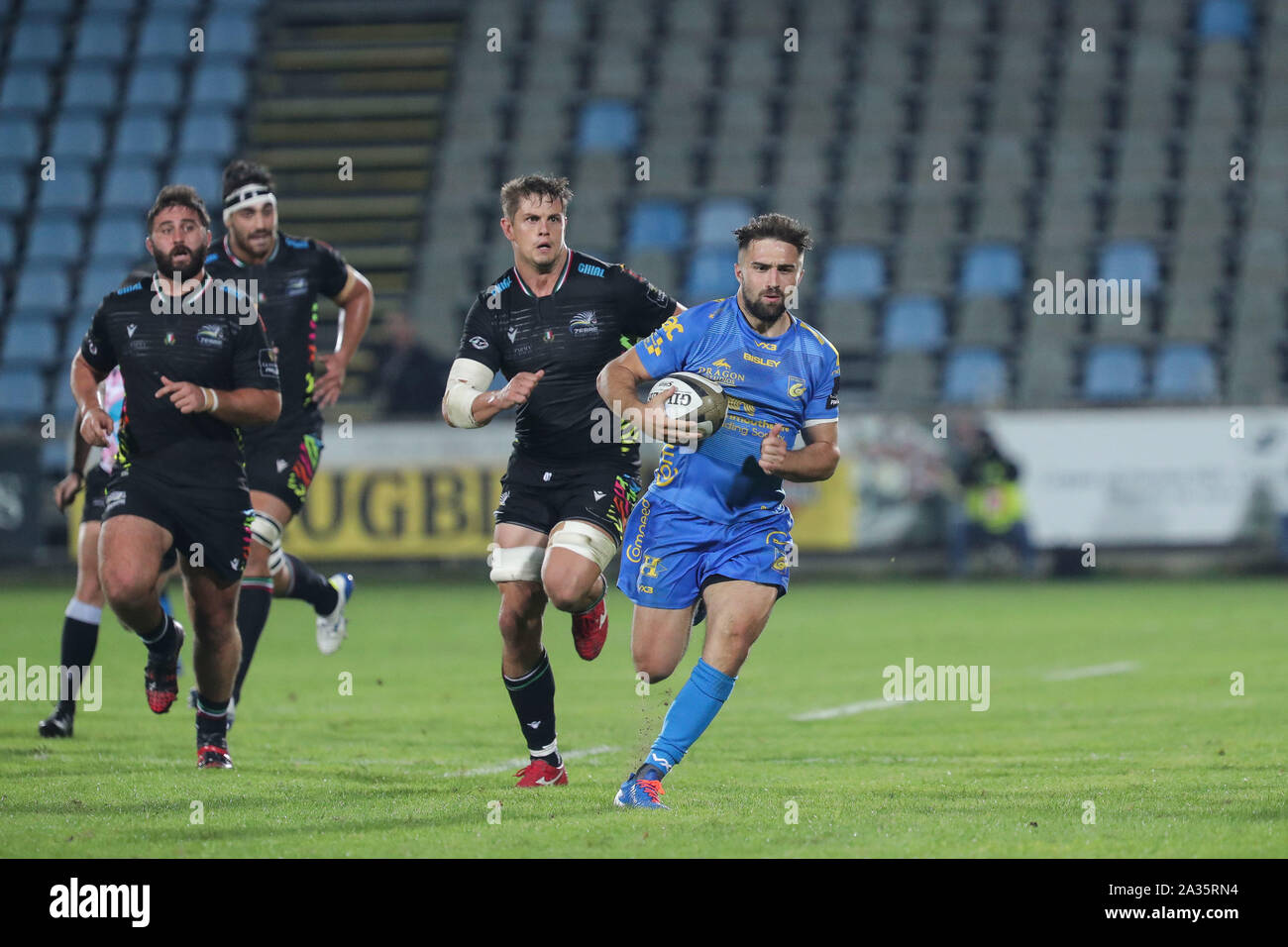 the mediano of mischia of dragons rhys lawrence corre on try during ...