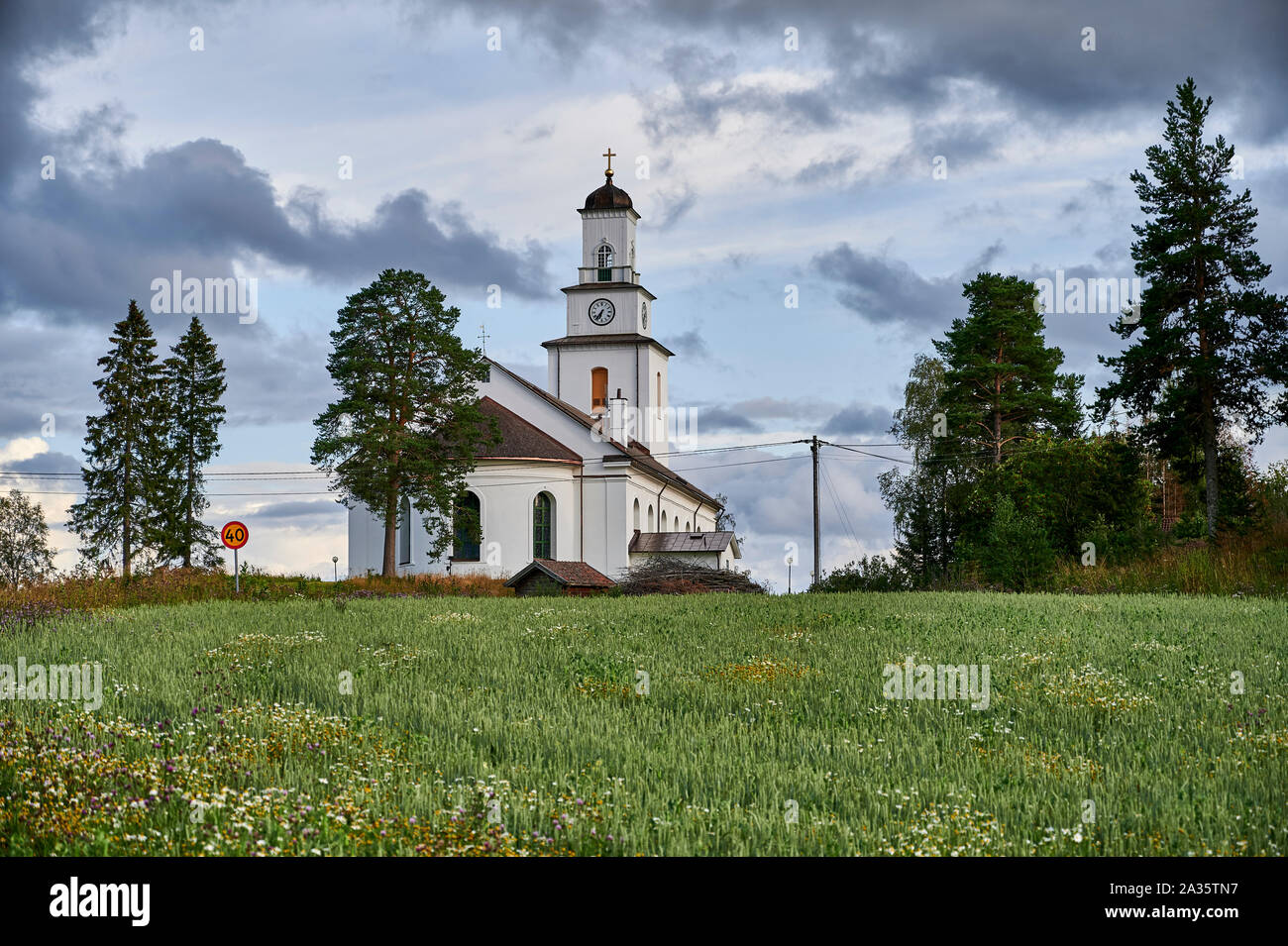 Från toppen på en kulle i Boda by i Dalarna finns denna vackra kyrka ...