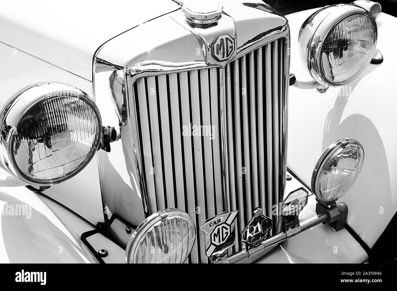 White mg vintage car hi-res stock photography and images - Alamy