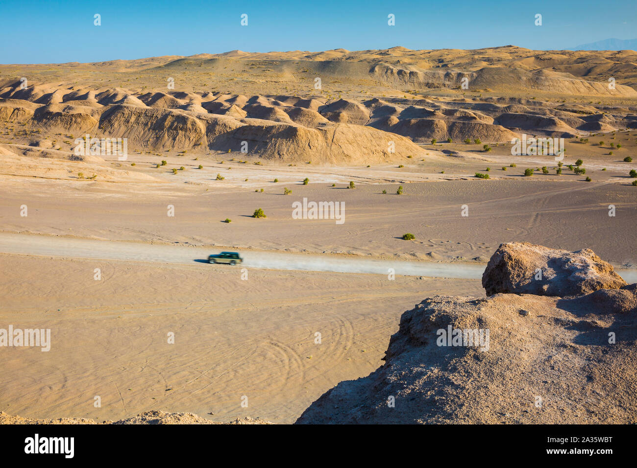 Desert driving scene hi-res stock photography and images - Alamy